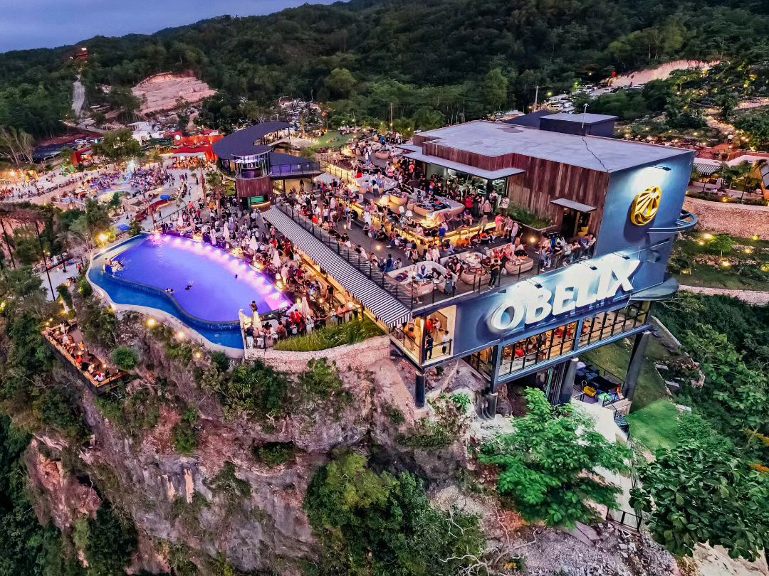 Obelix Sea View: Destinasi Wisata Yogyakarta Rasa Bali yang Viral di TikTok 2024